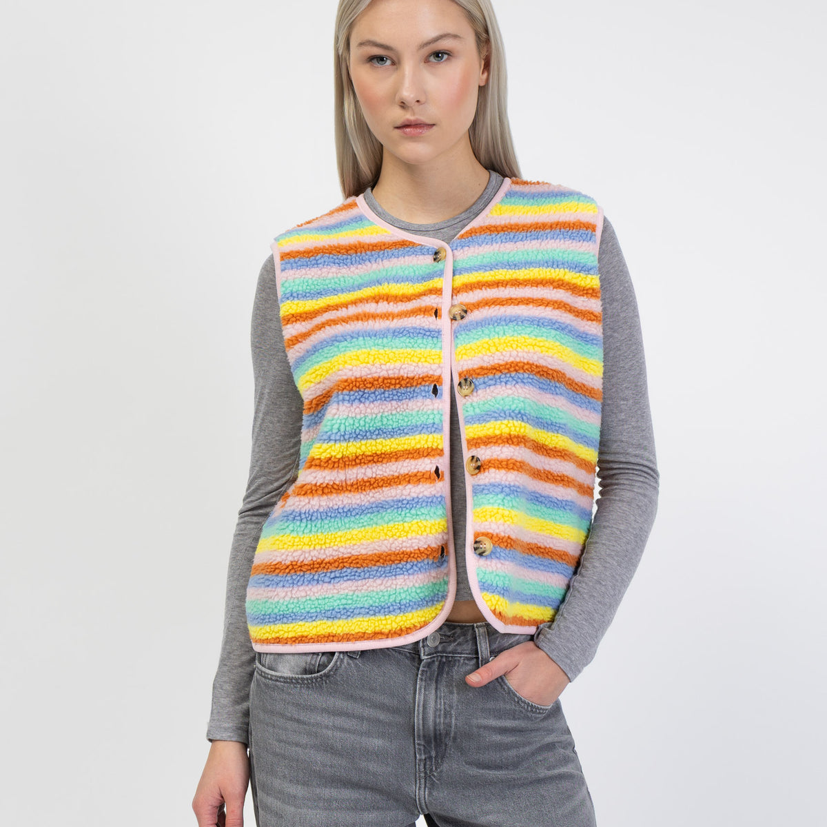 Teddyweste in Regenbogenfarben | Broke+Schön – brokeundschoen.de